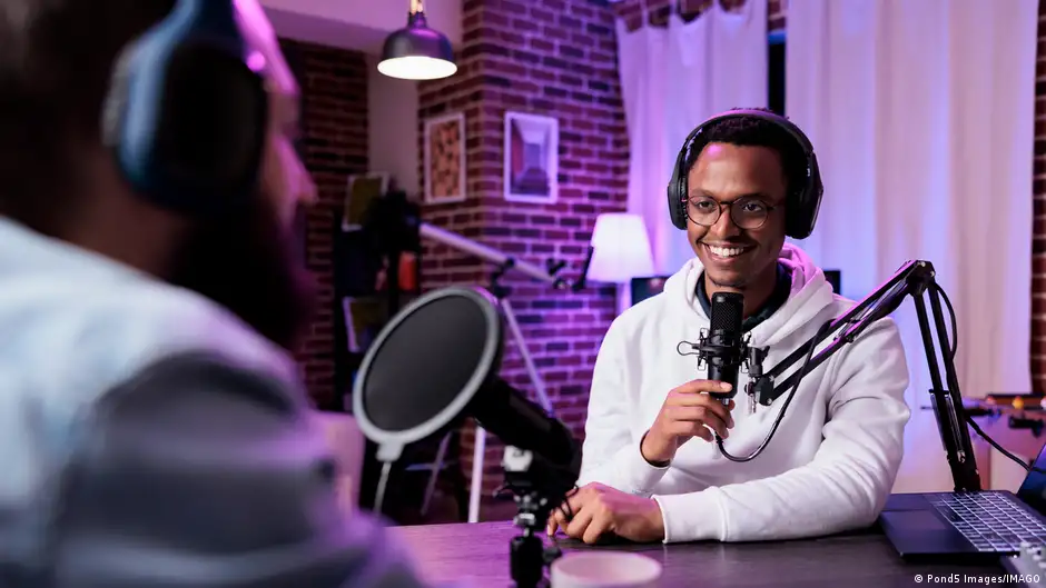 Podcast payday: Tips on earning revenue with your show | Podcasting | DW | 02.04.2024