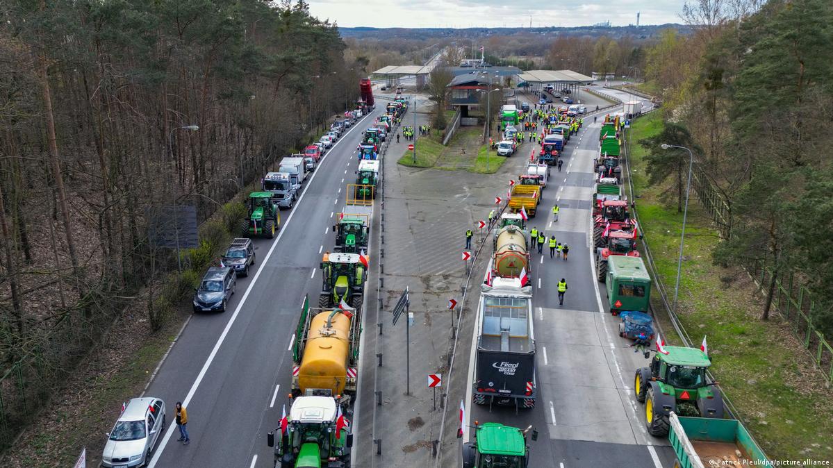 Poland's farmers challenge EU policies with border protest