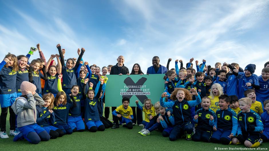 Is the DFB's anti-racism campaign sufficient? – DW – 03/21/2024