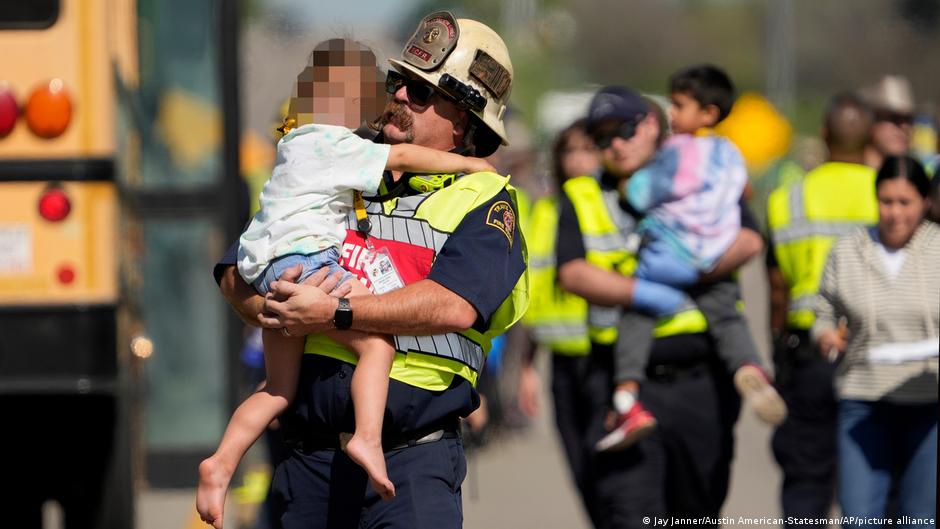 Texas: School bus collides with cement truck, killing 2 – DW – 03/23/2024