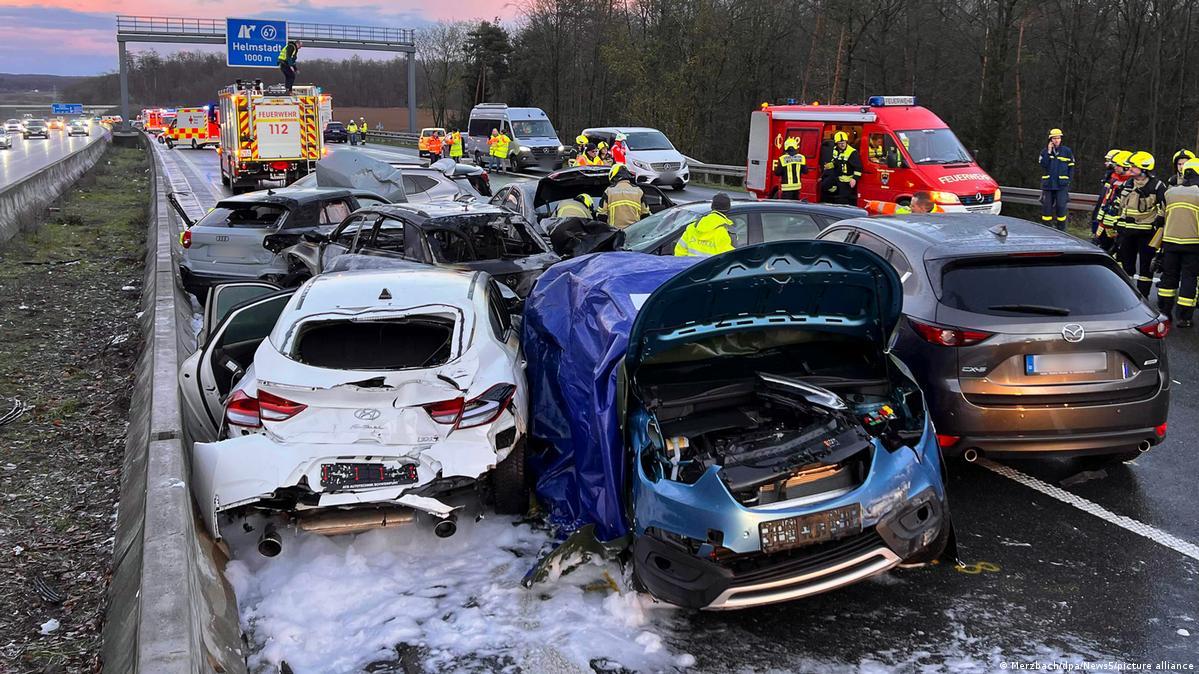 Germany: Massive Autobahn pileup leaves 2 dead – DW – 03/24/2024