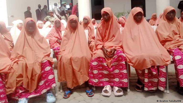 Nigeria: Rescued students return home after mass kidnapping – DW – 03 ...