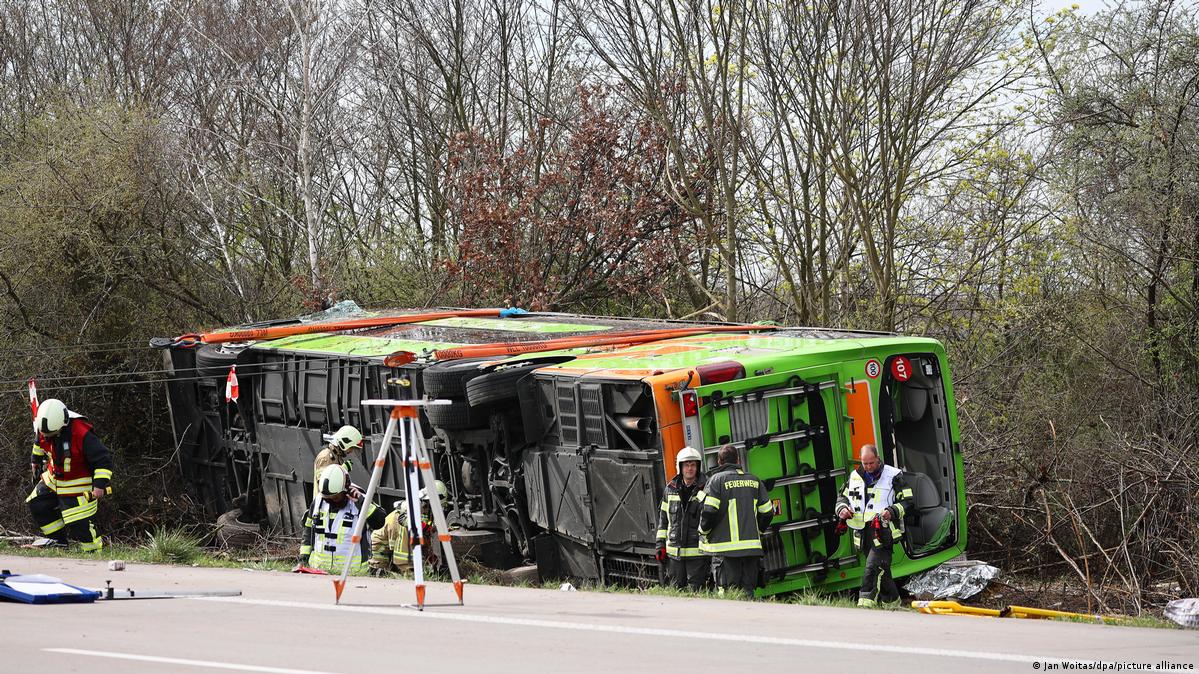 Germany: Flixbus crash driver investigated for manslaughter – DW – 03 ...