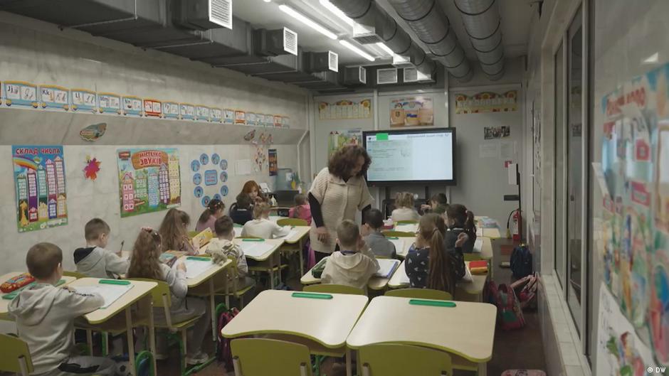 Ukraine sets up wartime schools in Kharkiv subway – DW – 03/27/2024