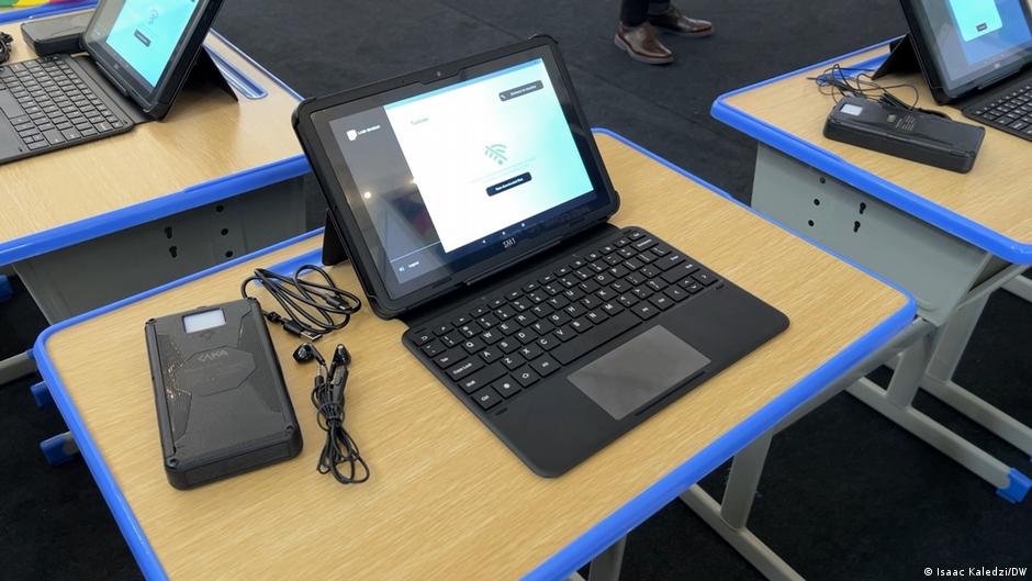 Ghana: Students to receive laptops in digital initiative – DW – 04/01/2024