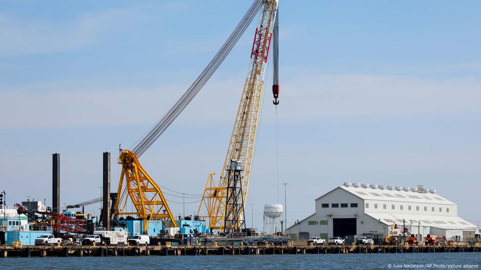 Baltimore bridge: Crews to lift first piece of wreckage – DW – 03/31/2024 Baltimore bridge: Crews to lift first piece of wreckage – DW – 03/31/2024
