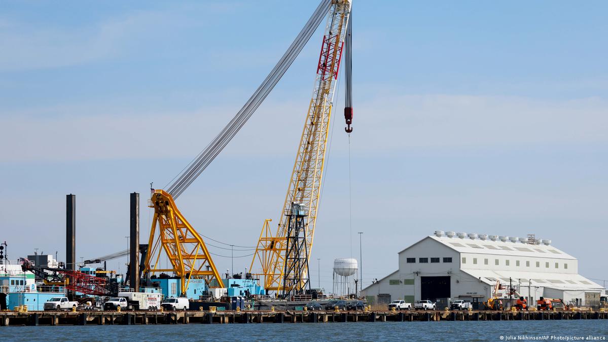Baltimore bridge: Crews to lift first piece of wreckage – DW – 03/31/2024