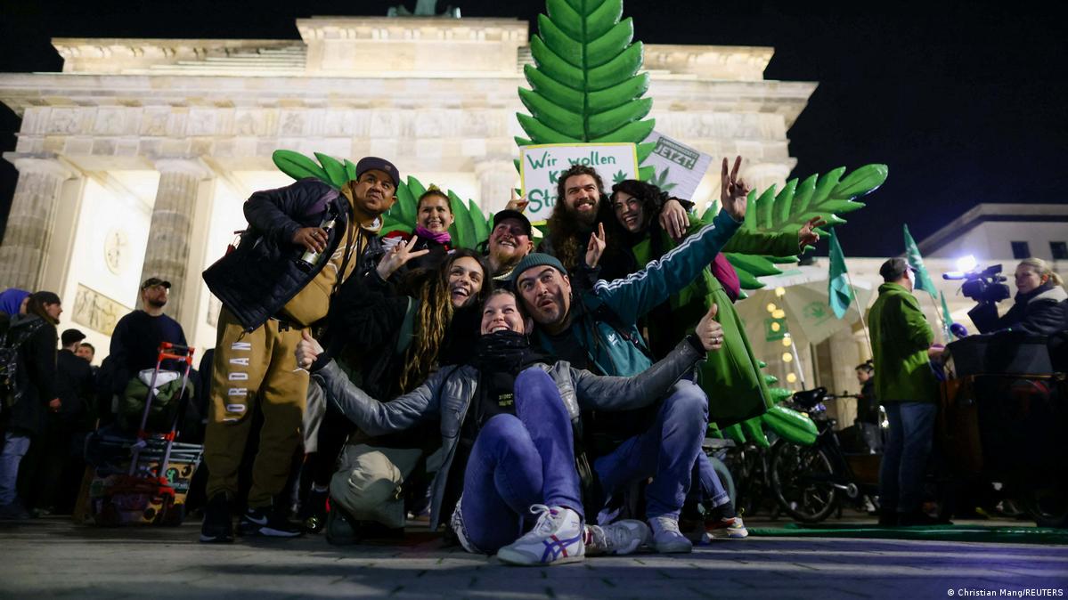 Cannabis in Germany: Legalization with limits – DW – 04/01/2024