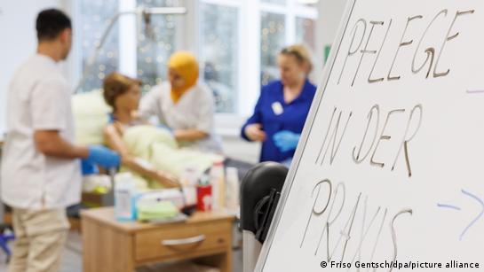 Opportunity Card: The solution to Germany's labor shortage? – DW – 06 ...