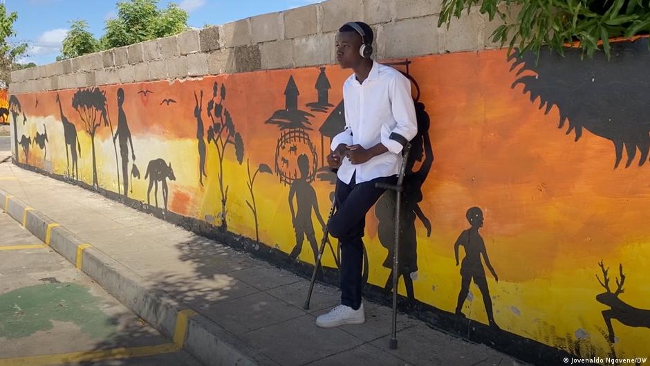 Rapper moçambicano supera trauma através da música – DW – 05/04/2024
