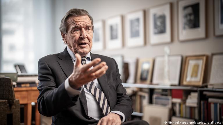 Hospitalizan a excanciller Gerhard Schröder por “burnout” – DW – 04/02/2025