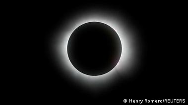 Eclipse total sumergió a América del Norte en la oscuridad