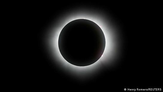 Eclipse total sumergió a América del Norte en la oscuridad