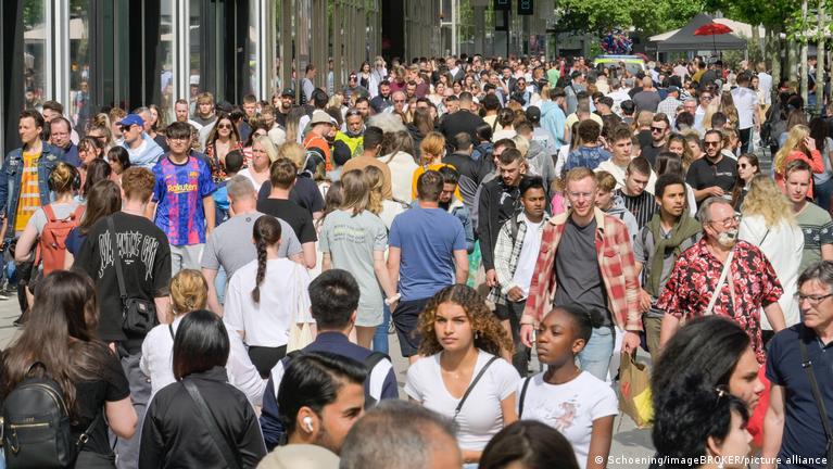 Germany updates: Population growth on the decline – DW – 06/20/2025