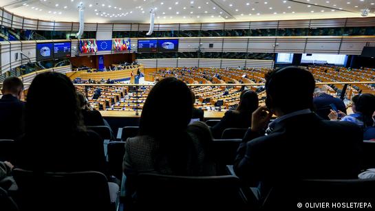 EU votes in favor of migrant 'return hubs'