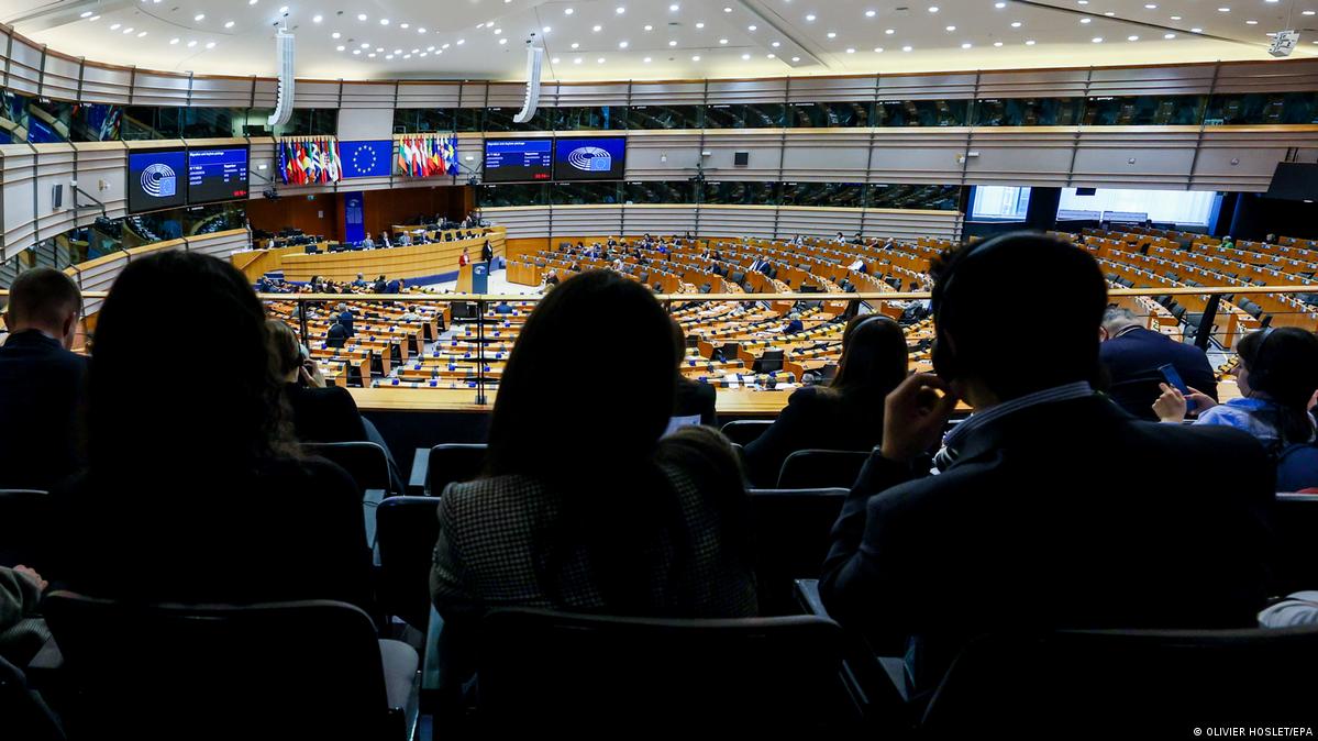 EU votes in favor of migrant 'return hubs'