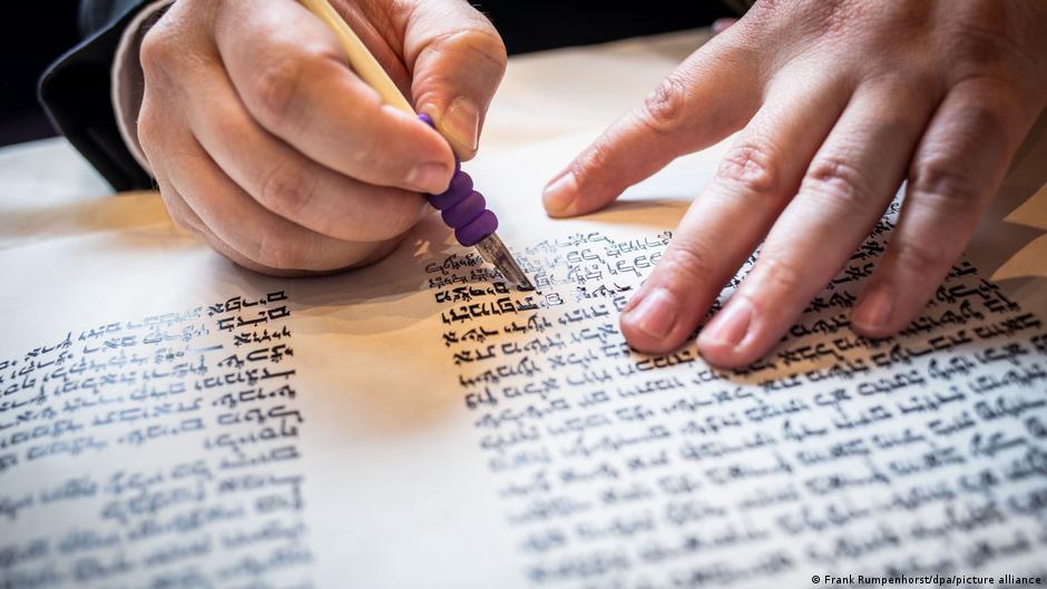 Mirna Funk explains the relevance of ancient Jewish rules – DW – 04/10/2024