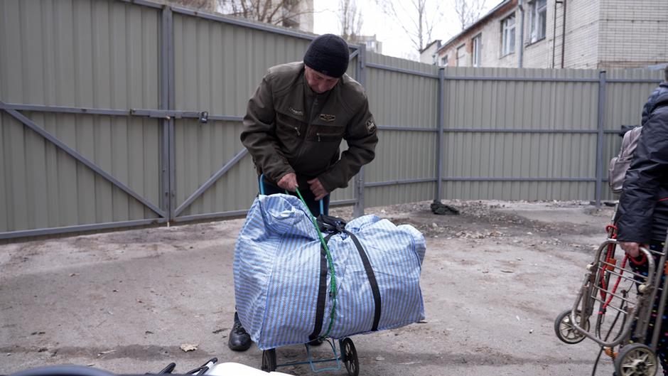 Border escape: Ukrainians flee Russian-occupied territories – DW – 05 ...