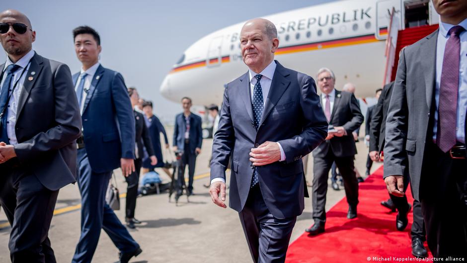 Ukraine updates: Germany's Scholz welcomes US aid package – DW – 04/21/2024