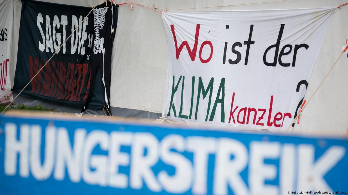 Germany: Third man joins climate hunger strike in Berlin – DW – 04/16/2024