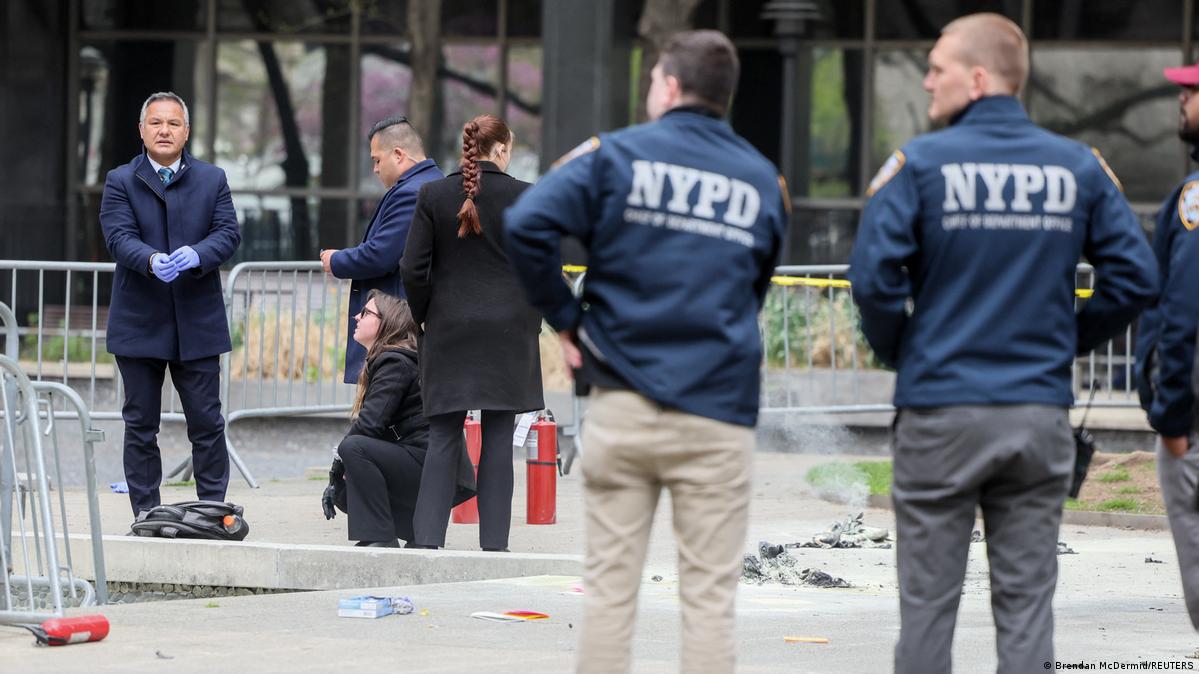 Una persona intenta inmolarse durante el juicio a Trump – DW – 19/04/2024