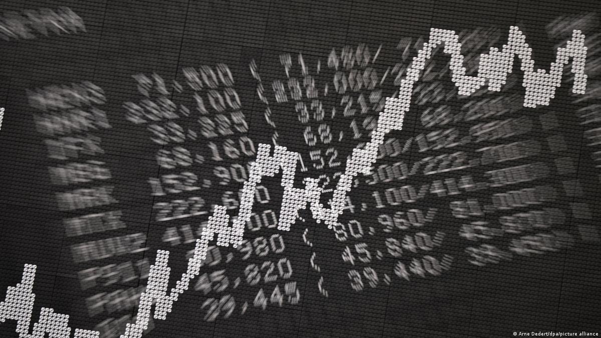 Germany: DAX index hits record high of 22,000 points – DW – 02/11/2025