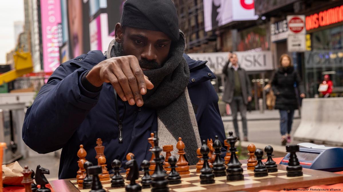 Nigerian's 60-hour chess marathon breaks record – DW – 04/20/2024
