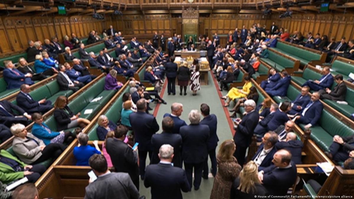Rwanda plan: UK Parliament passes migrant deportation bill – DW – 04/23 ...