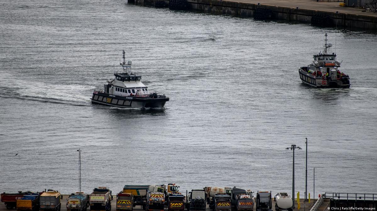 UK arrests 3 over Channel crossing deaths – DW – 04/24/2024