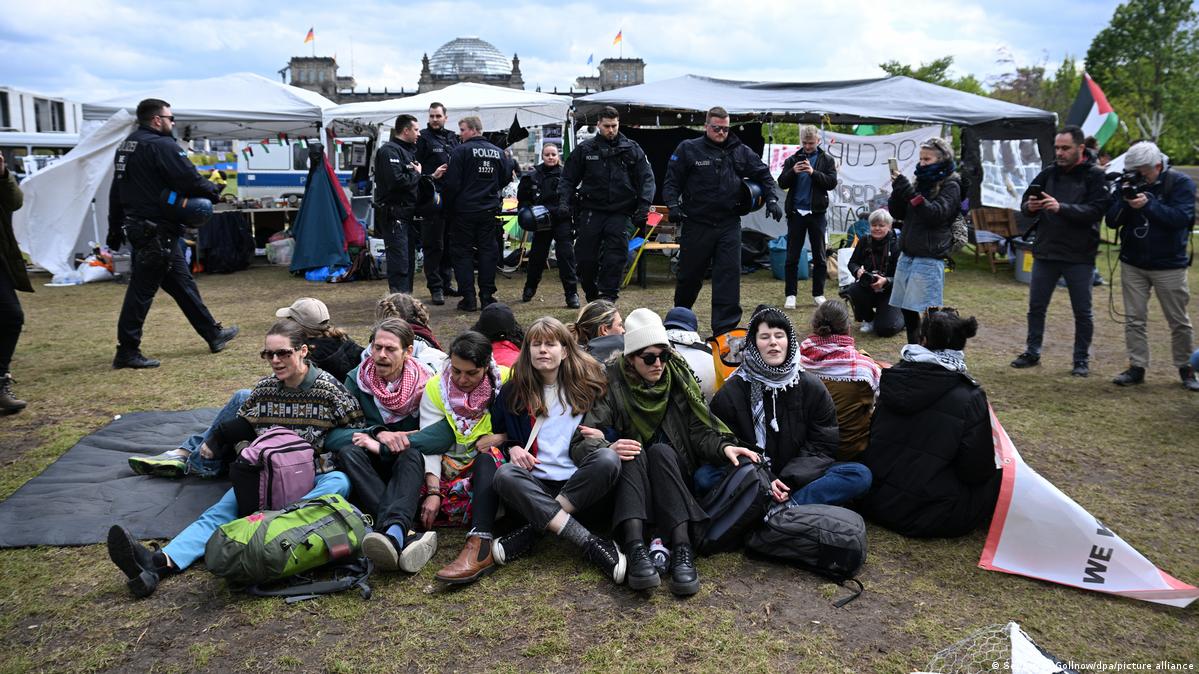 Germany: Berlin police clear pro-Palestinian protest camp – DW – 04/26/2024
