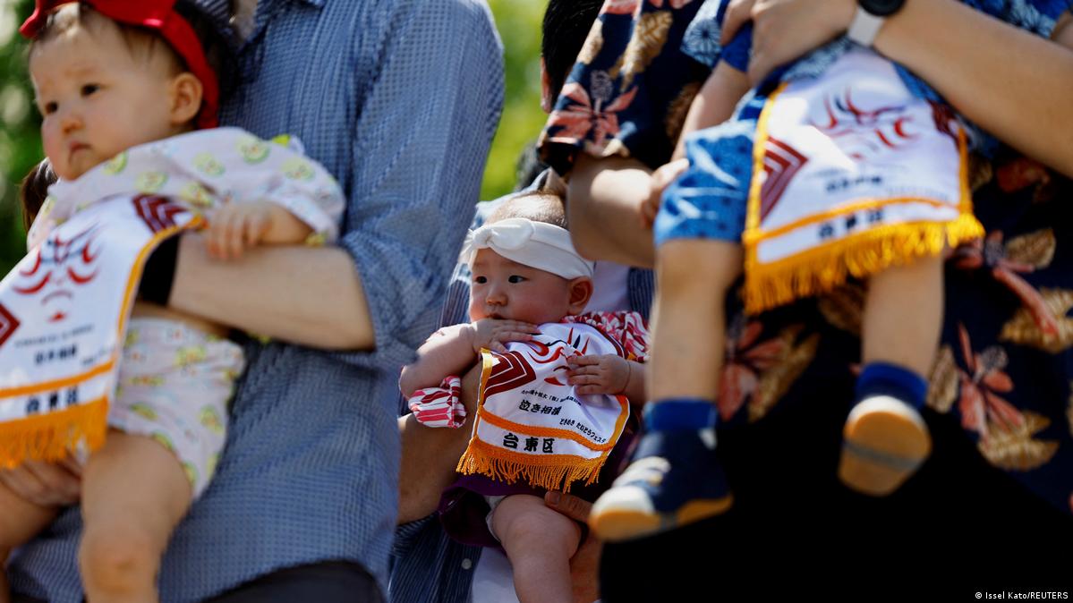 Japan sees record drop in population – DW – 04/14/2025