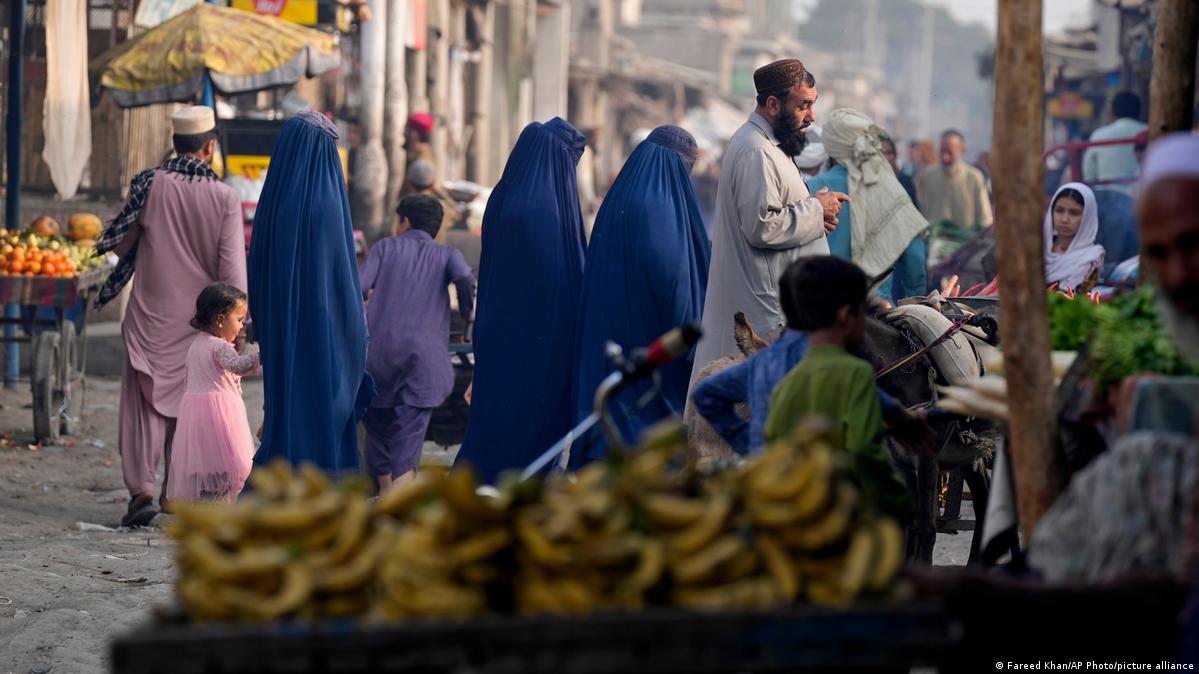 Pakistan steps up clampdown on Afghan migrants – DW – 07/11/2024