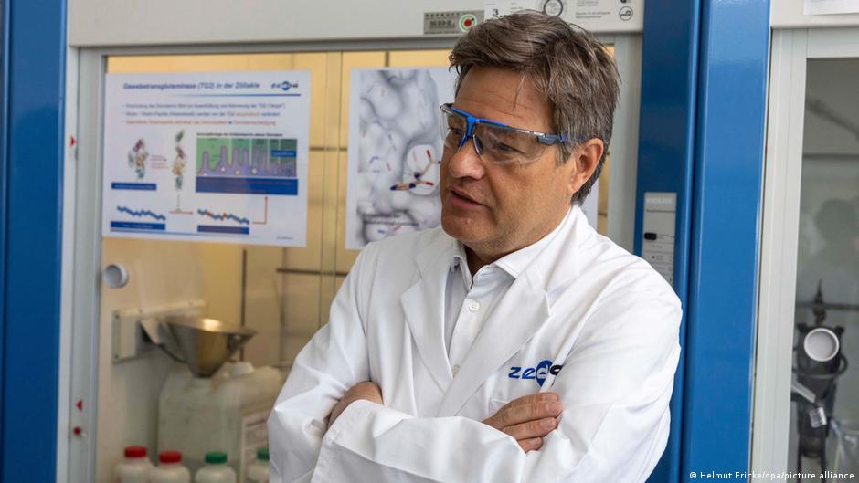 Wie Robert Habeck die deutsche Pharma-Industrie stärken will – DW – 02.05.2024