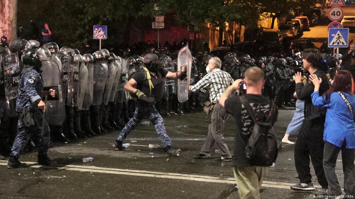 Georgia: Police clash with 'foreign agent' bill protesters – DW – 04/30 ...