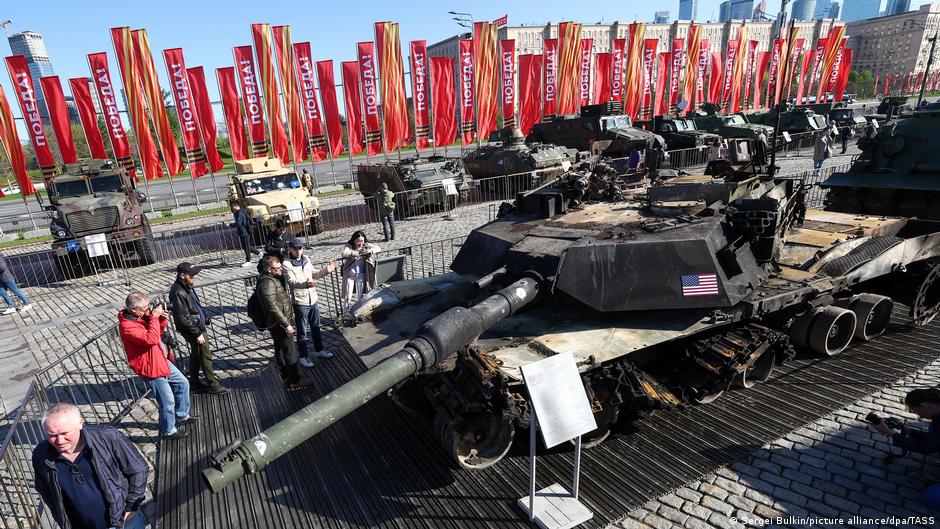 Marder i Leopard na „wystawie”. Kreml chwali się łupami – DW – 01.05.2024