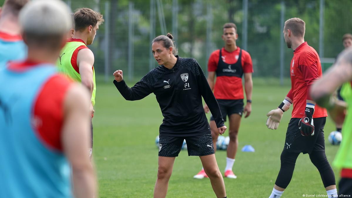 German men's pro football gets first female coach – DW – 05/03/2024