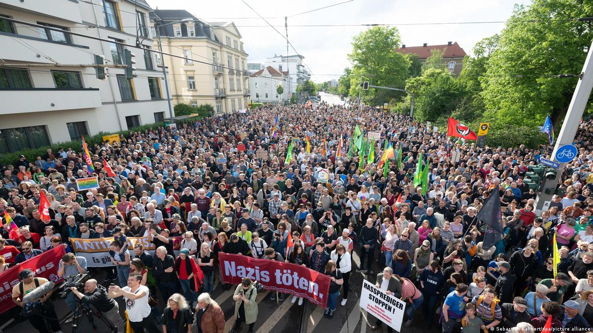 Germany: Thousands protest after attack on EU lawmaker – DW – 05/05/2024