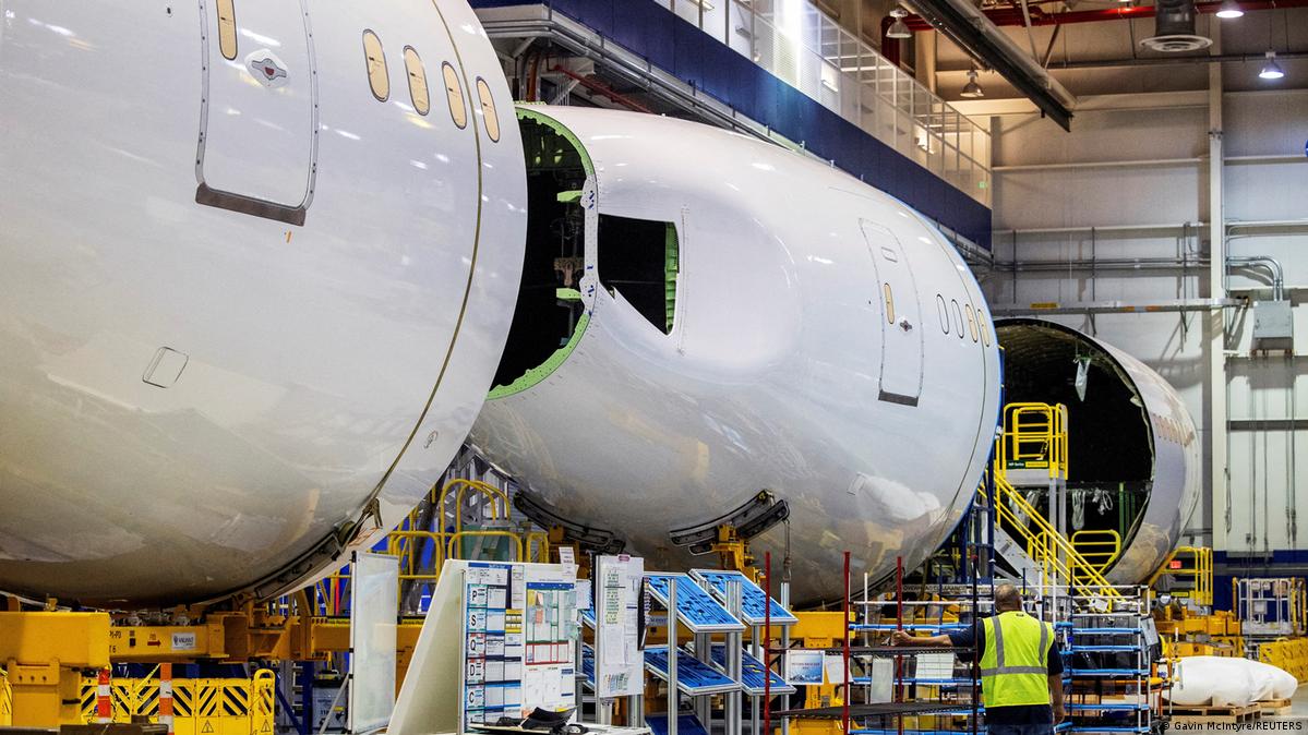 FAA opens Boeing probe over possible 'falsified' 787 records – DW – 05 ...