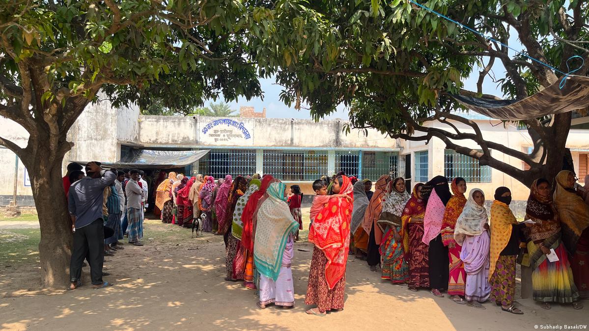 India elections: Voters line up for third phase of polling