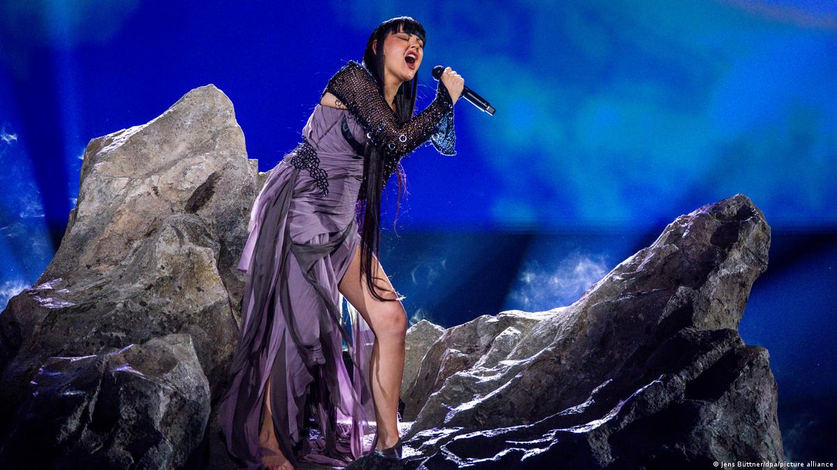 Teja Dora – „definitivno zvezda na Balkanu“ – DW – 8. 5. 2024.