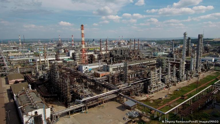 Ukraine updates: Oil facility hit 1,200 km inside Russia – DW – 05/09/2024