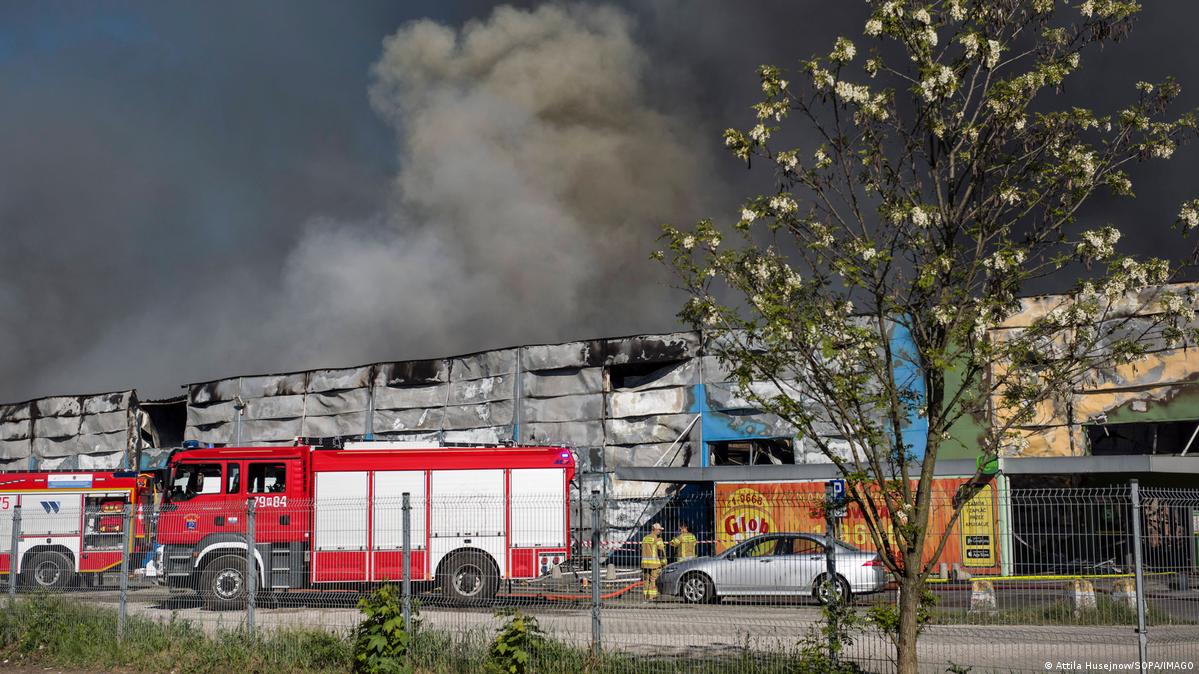 Poland to shut Russian consulate as Russia blamed for arson – DW – 05 ...