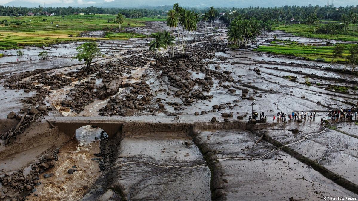 Indonesia: Floods, mudslides on Sumatra leave scores dead – DW – 05/13/2024