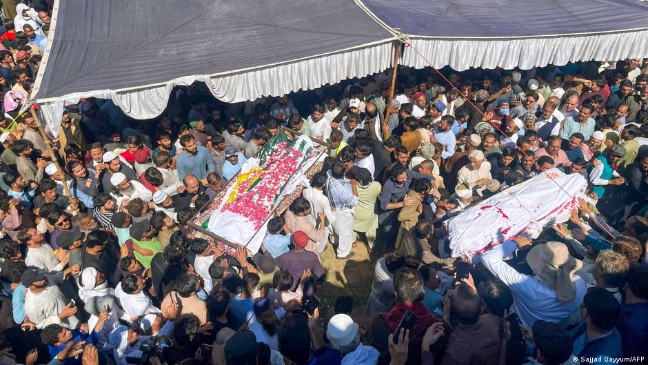 Protests in Pakistan-held Kashmir end after aid deal offer – DW – 05/14 ...