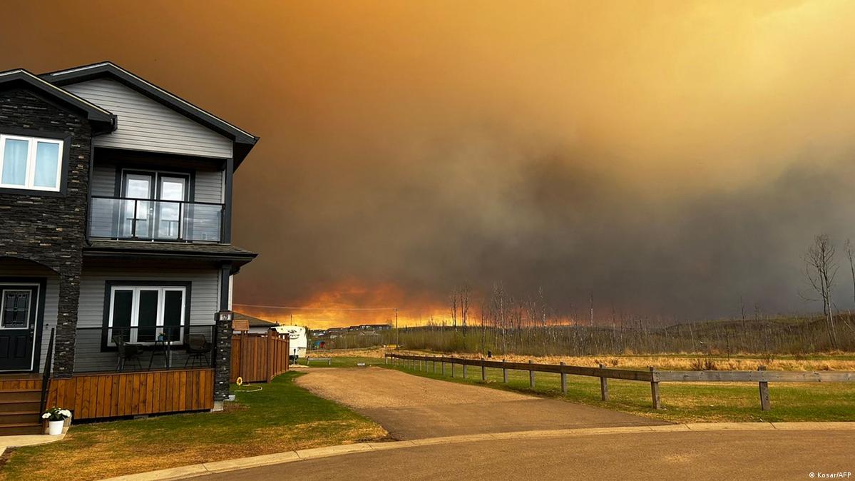 Canada: Evacuations as wildfire closes in on oil sands town