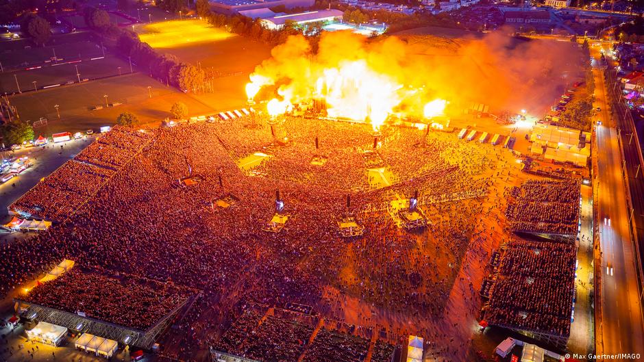 Фронтмен Rammstein Тилль Линдеман снова достал "спермопушку" – DW – 17. ...