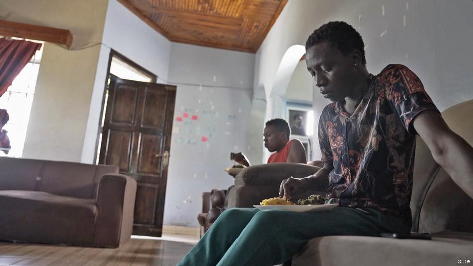 LGBTQ+ Ugandans flee homeland over harsh anti-gay law – DW – 05/20/2024