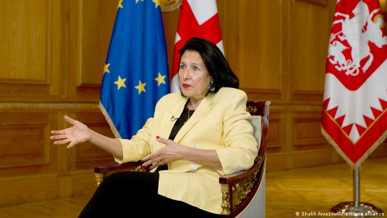 Georgia's president vetoes foreign agent law – DW – 05/18/2024