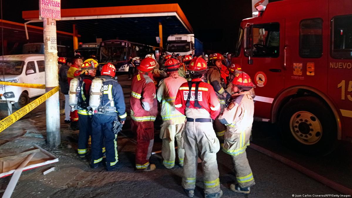 Un gigantesco incendio consume decenas de casas en Lima – DW – 12/10/2025