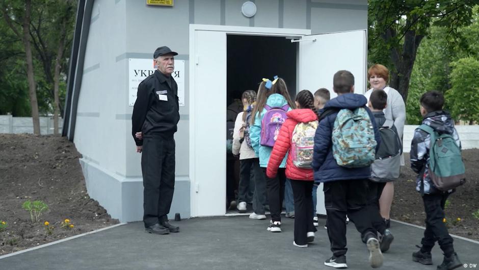 Kharkiv opens underground school to escape Russian bombs – DW – 05/21/2024